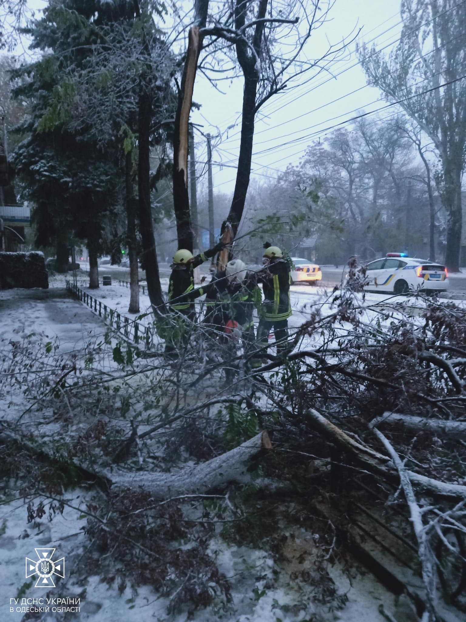 Одесские спасатели продолжают помогать гражданам ставшими заложниками непогоды Читайте на Ukr Net