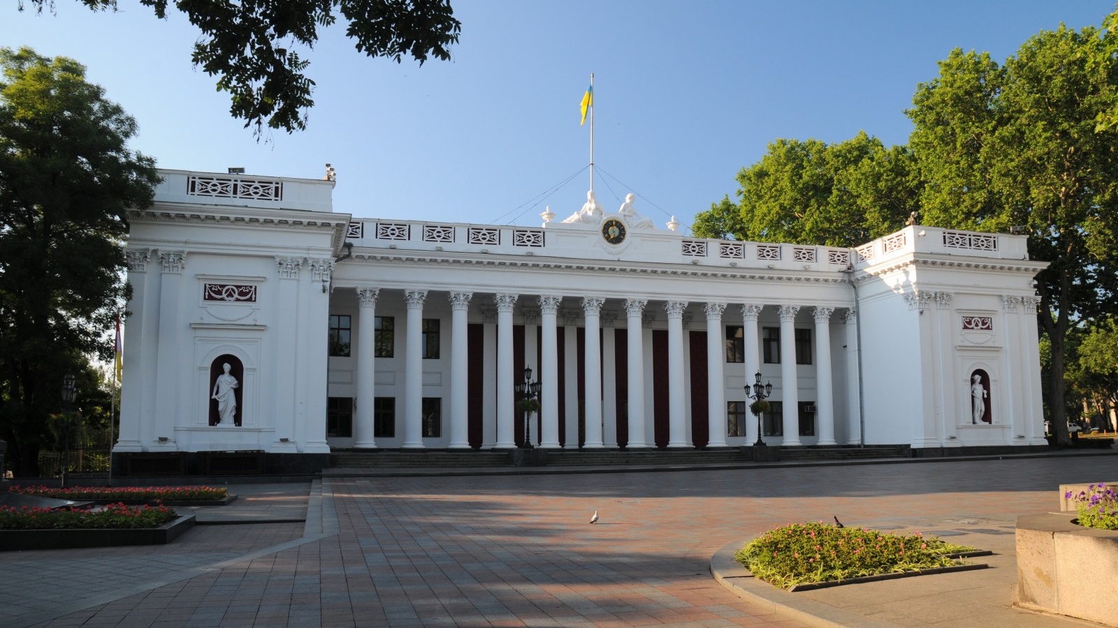 Пренебрегая безопасностью, мэрия в Одессе собрала до сотни военных в ...